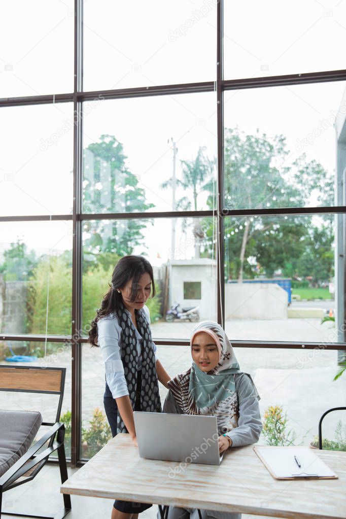 una jefa acompaña a los empleados a la supervisión del trabajo 2023