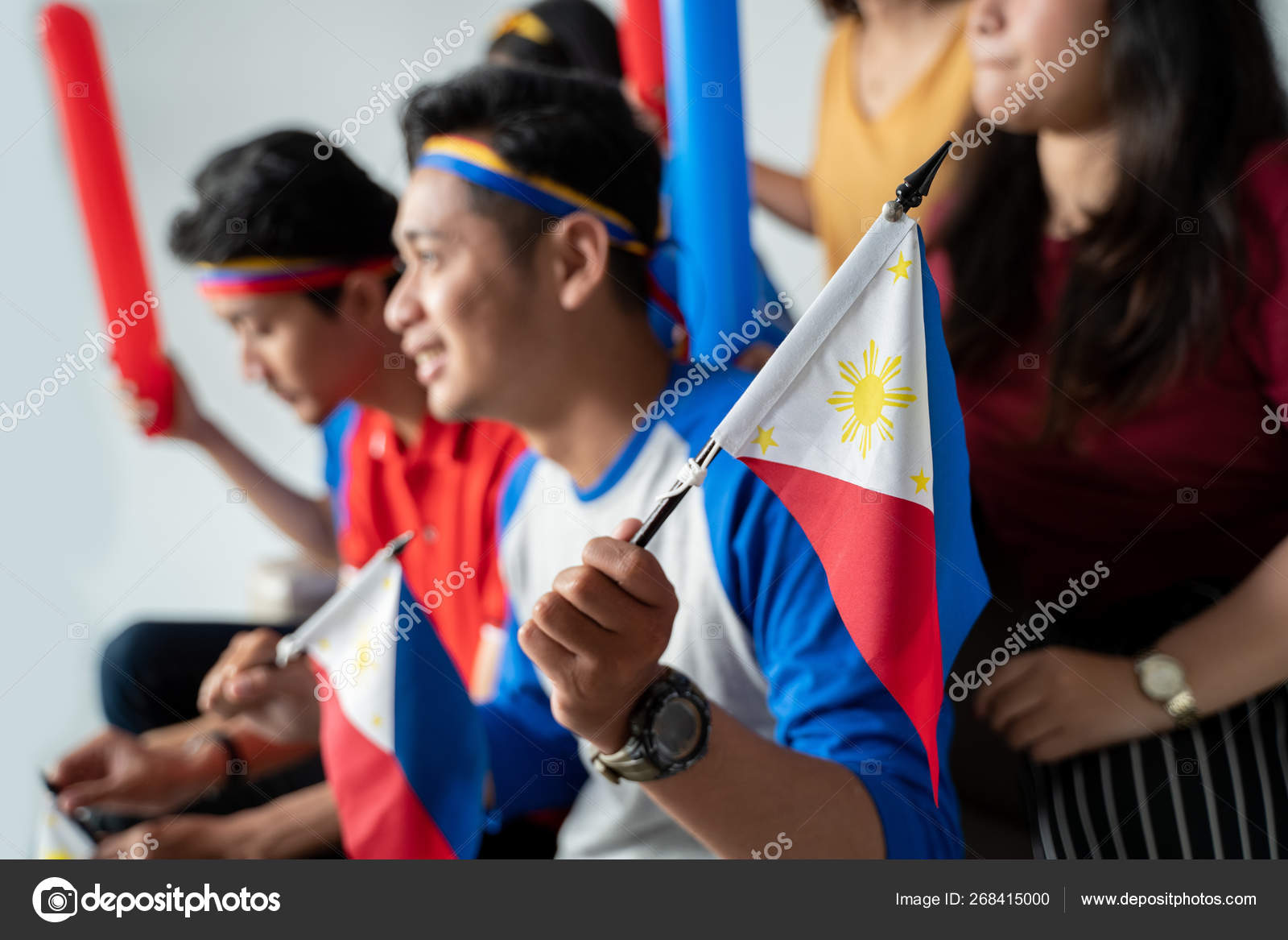 People holding philippines flag celebrating independence day — Stock ...