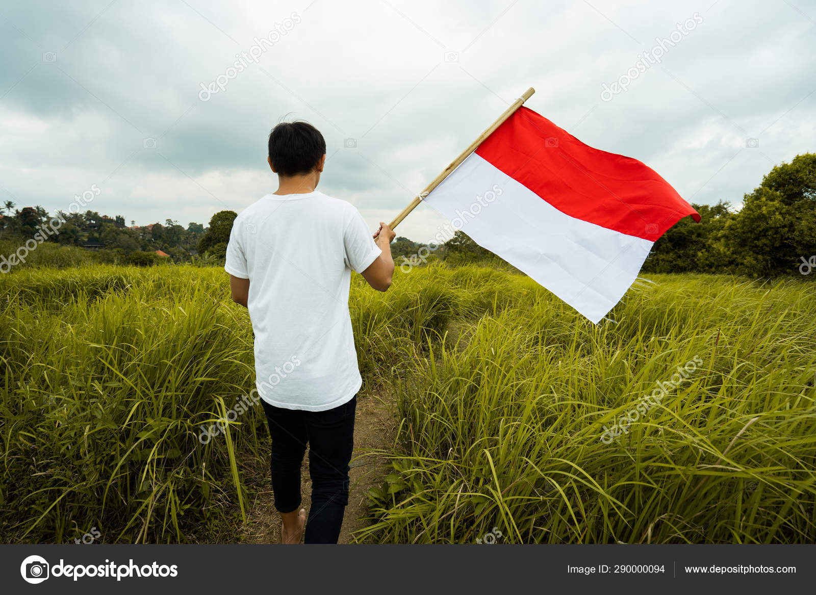 Man with indonesian flag of indonesia on top of the mountain — Stock ...