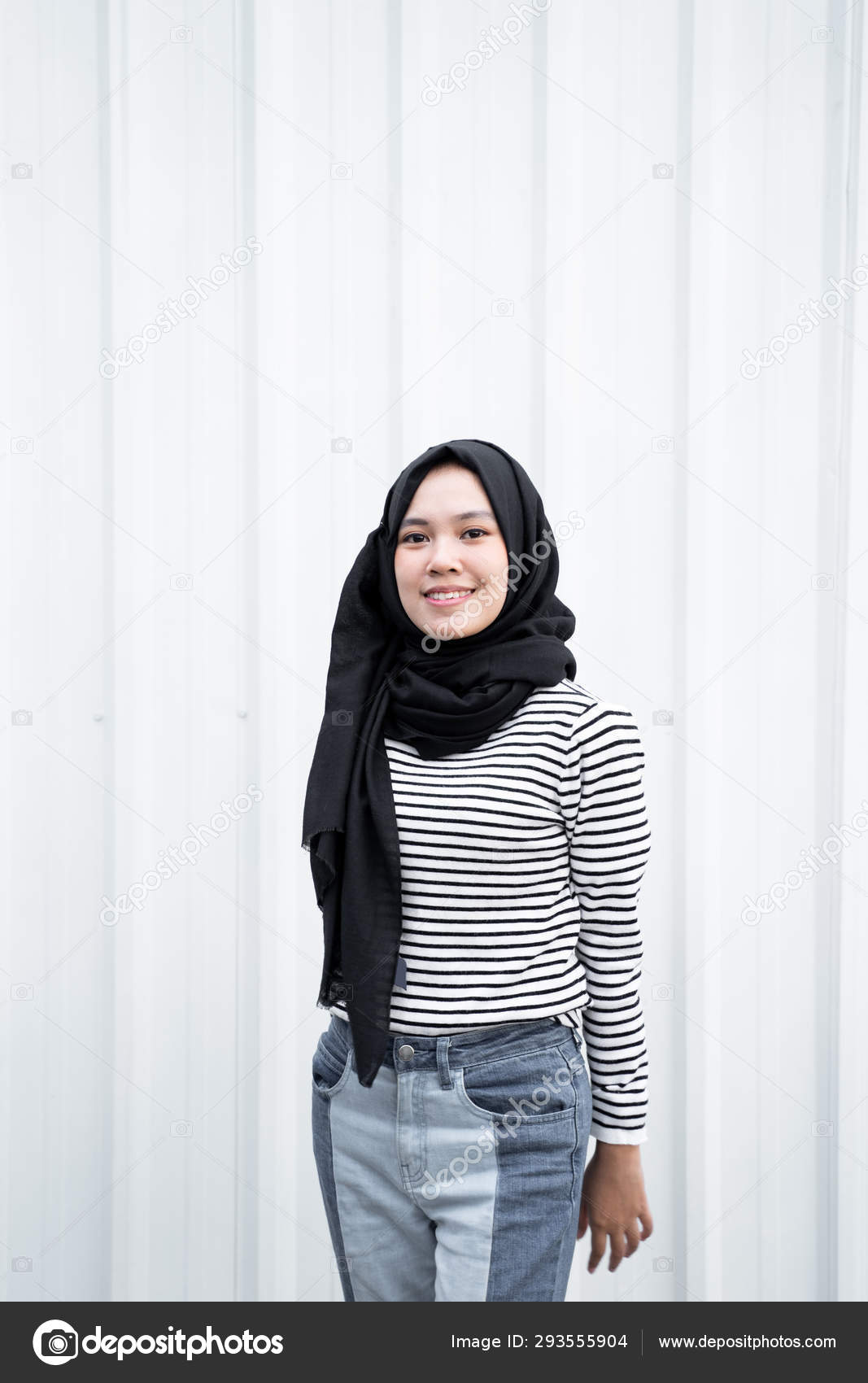 Young women hijab standing — Stock Photo © odua #293555904