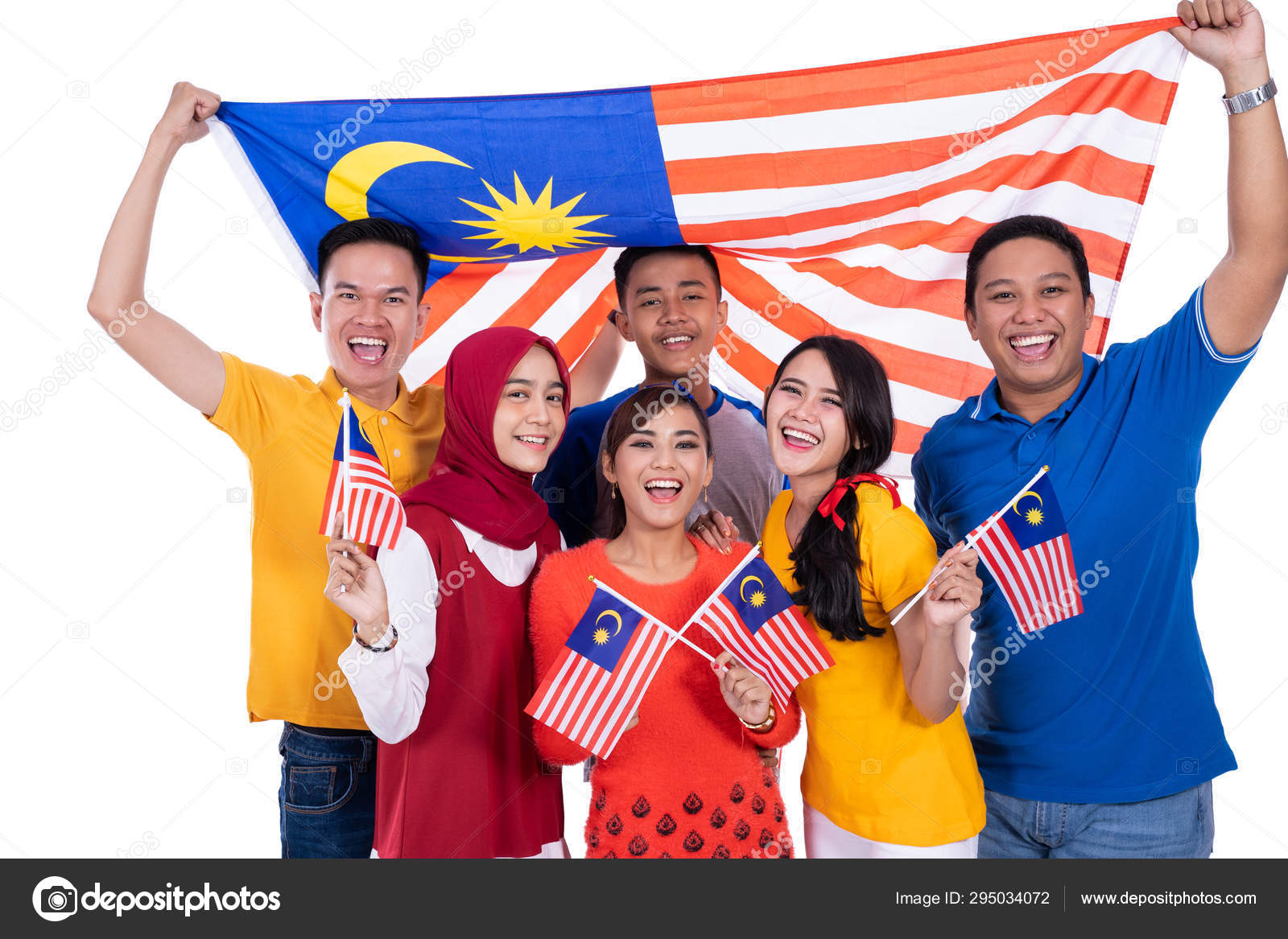 People holding malaysia flag celebrating independence day — Stock Photo ...