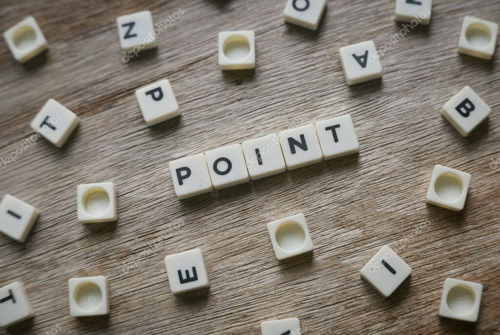 Palabra de punto hecha de letra cuadrada palabra sobre fondo de madera ...
