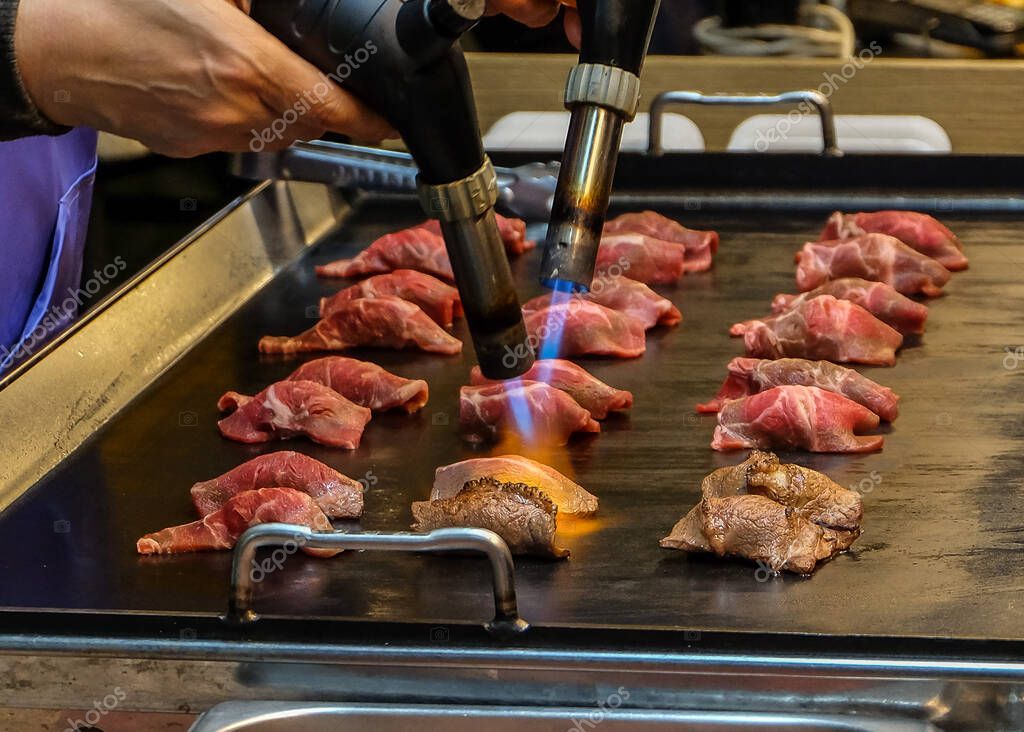 Cheff quema una rebanada de carne wagyu con soplete para hacer un ...
