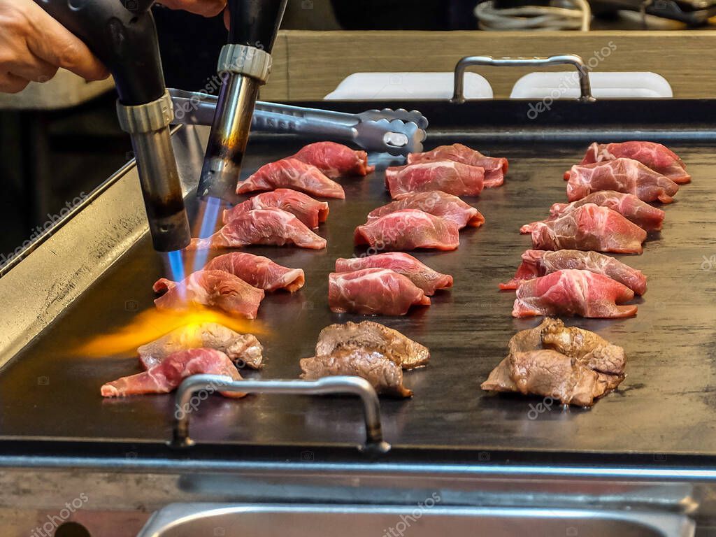 Cheff quema una rebanada de carne wagyu con soplete para hacer un ...