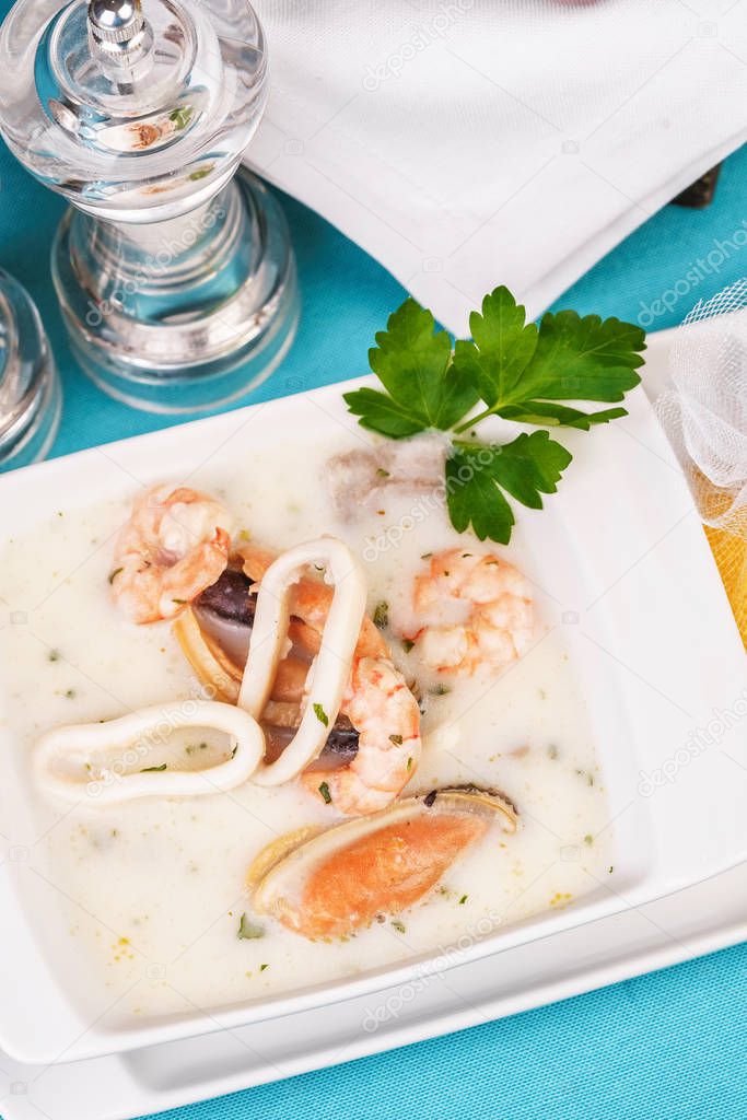 Pescado cremoso con queso, sopa de pollo con aros de calamar según una ...