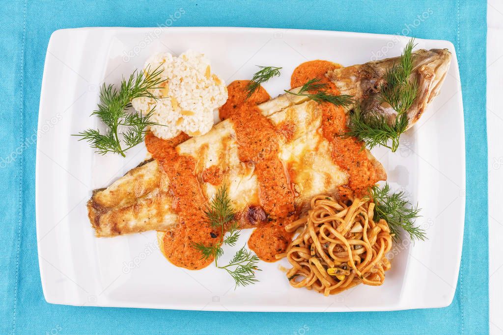 Pescado al horno en masa con salsa de caviar, servido con fideos en ...