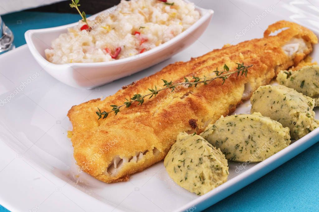 Carpa de filete de pescado frito servida con verduras, chile, arroz ...