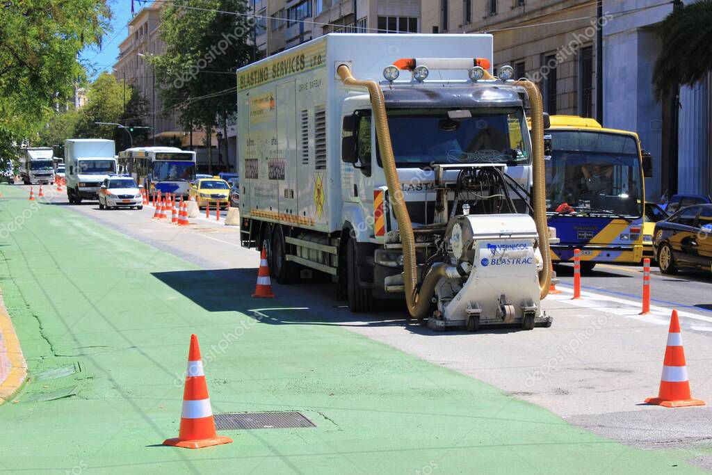 Grecia, Atenas, 17 de junio de 2020 - Calzada peatonal y carril bici en ...
