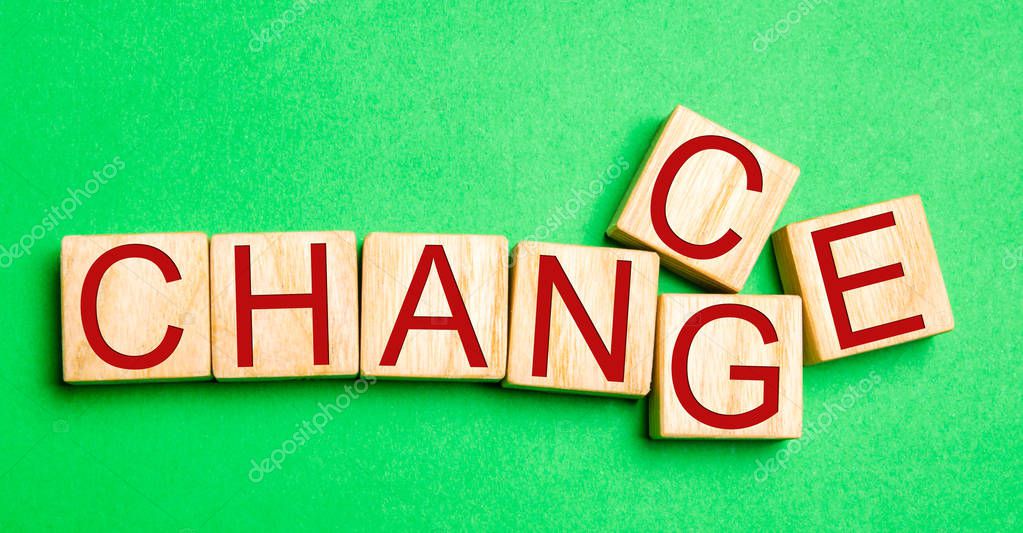 Cubo de madera con palabra "cambiar" a "azar" en la mesa de madera ...