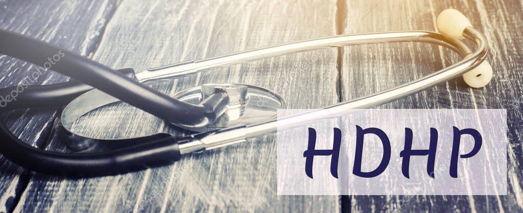 Estetoscopio e inscripción HDHP. Concepto de plan de salud altamente ...