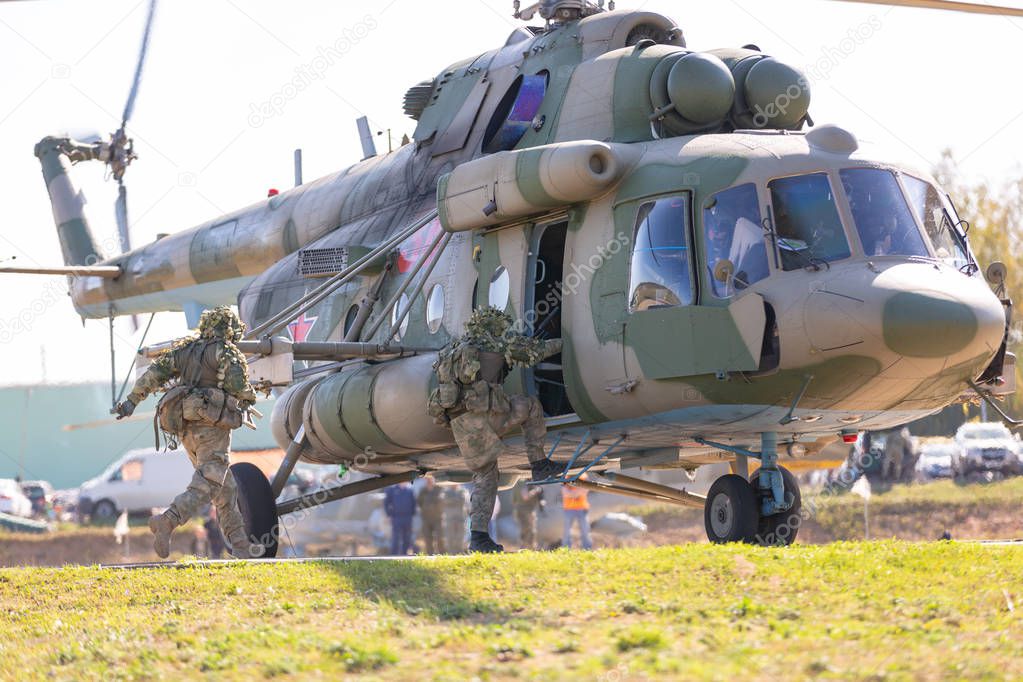 Helic ptero militar aterriza en tierra durante el ejercicio militar 2024