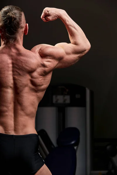 Hombre atlético posando. Foto de hombre con físico perfecto sobre fondo ...