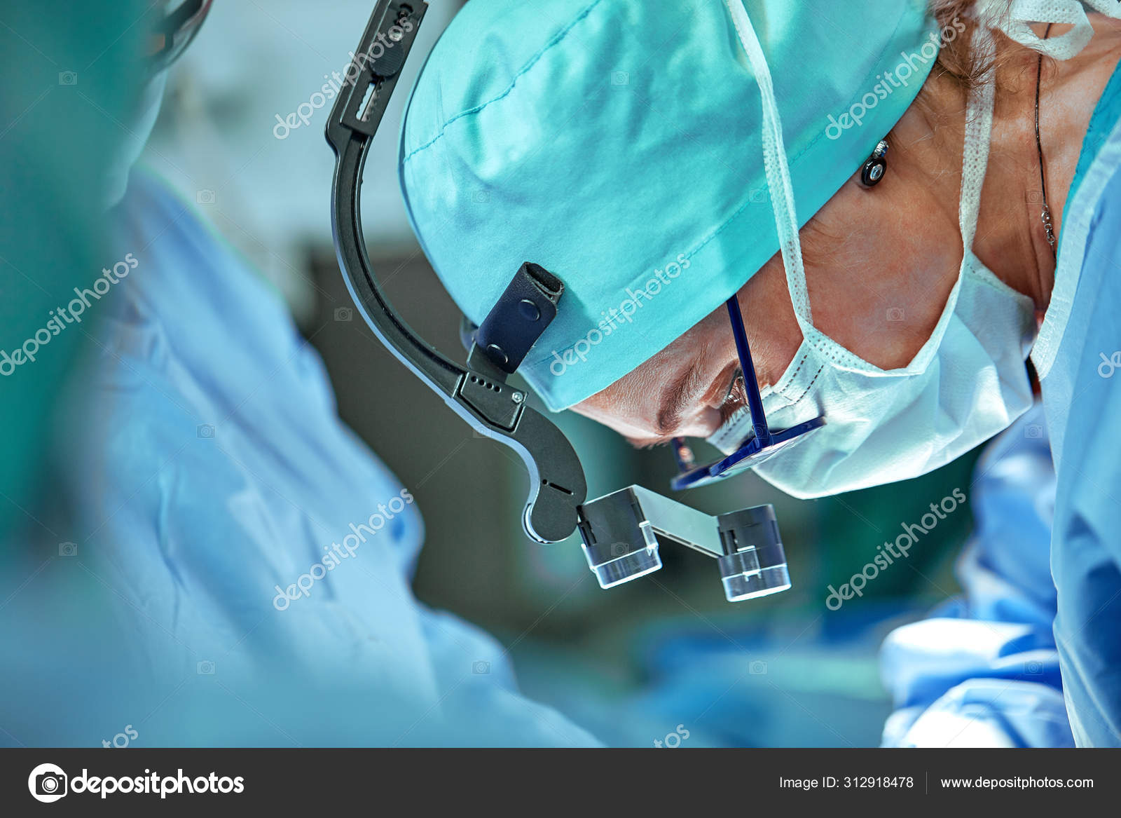 Female surgeon in operation room with reflection in glasses — Stock ...