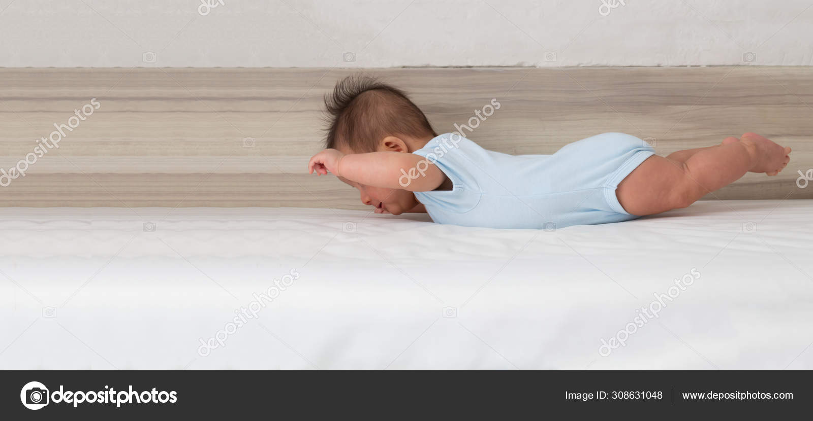 Bebé niño levantar el pecho y a veces las piernas hacia arriba con los ...