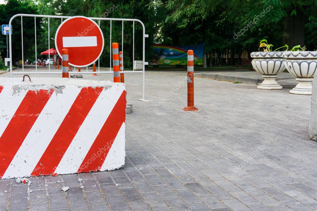 Paso bloqueado a través de las calles centrales en el centro de la ...