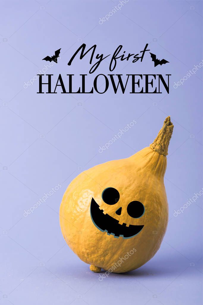 calabaza pintada de colores amarillos sobre fondo violeta con mi ...