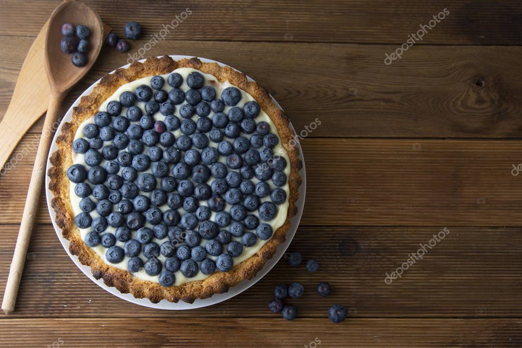 Tarta de ar ndanos o pastel con crema y bayas. Postre dulce fresco con frutas. comida casera ...