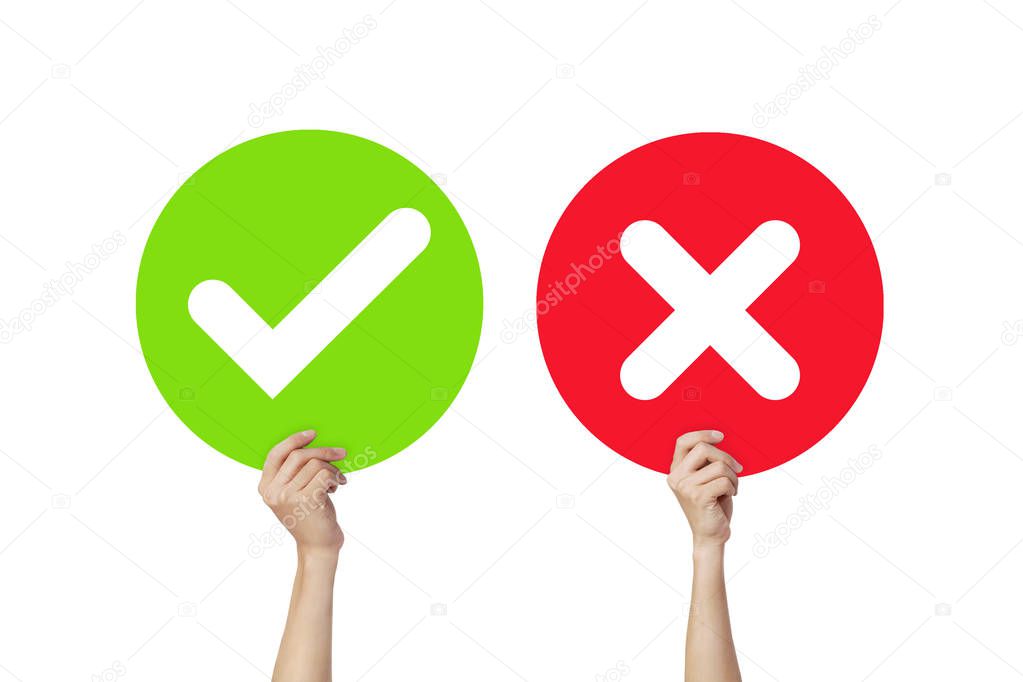 Manos sosteniendo letrero marca de verificación verde y marca X roja o ...