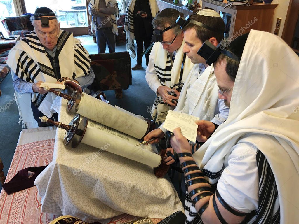 Pueblo judío leyendo de la Torá Aliyah Bendiciones durante las fiestas ...