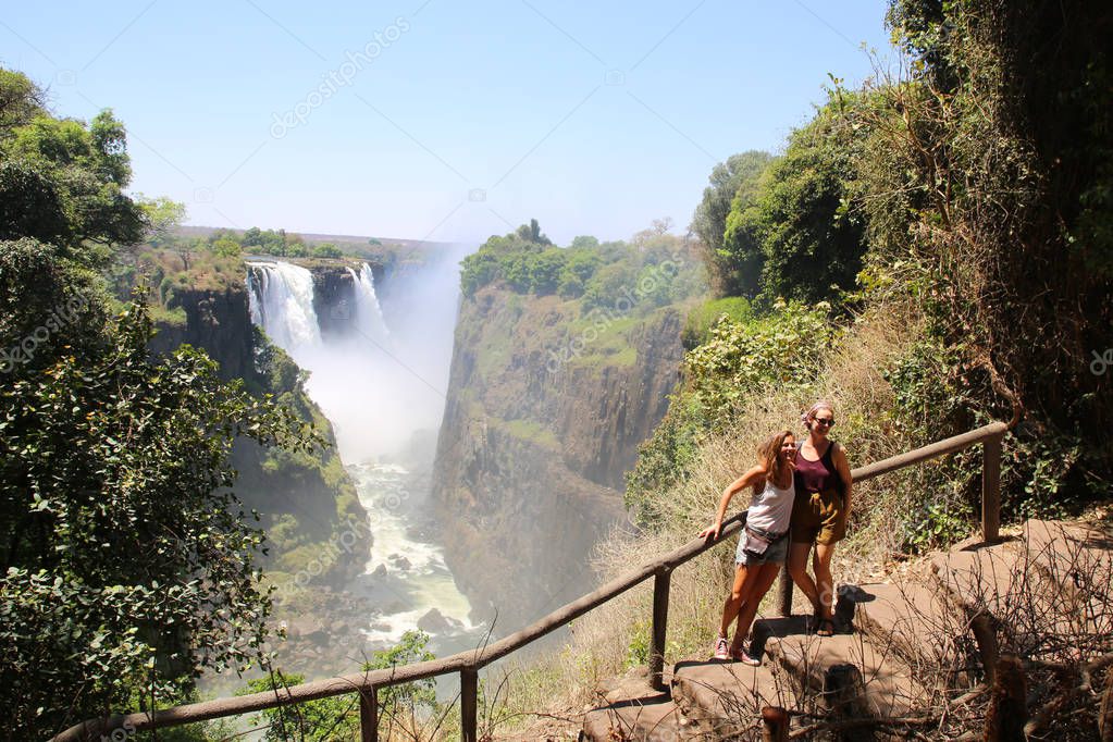 HWANGE, ZIMBABWE - 3 de octubre de 2018: Turistas en el Parque Nacional ...