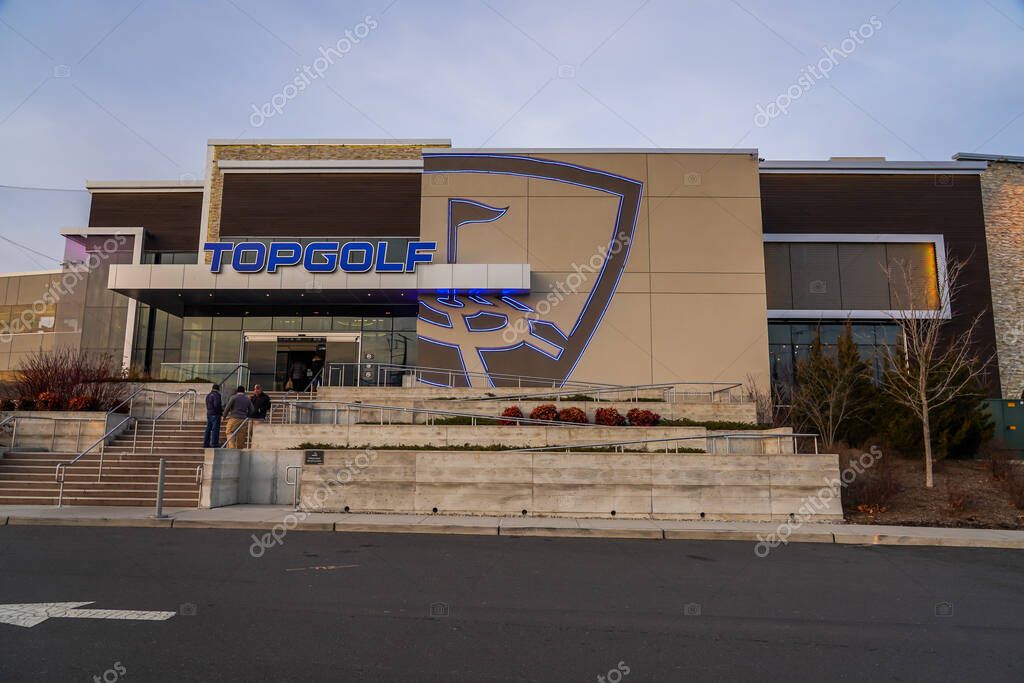 EDISON, NEW JERSEY - 8 DE DICIEMBRE DE 2019: Topgolf es el principal ...