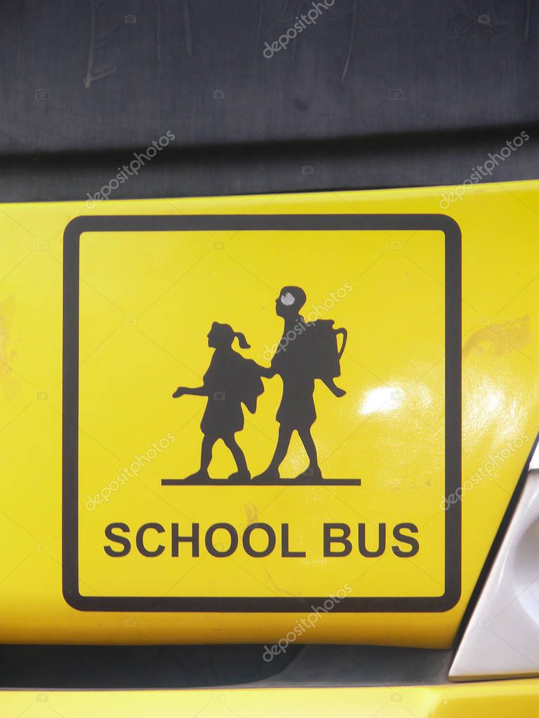 Símbolo de que los niños van a la escuela en un autobús escolar 2022