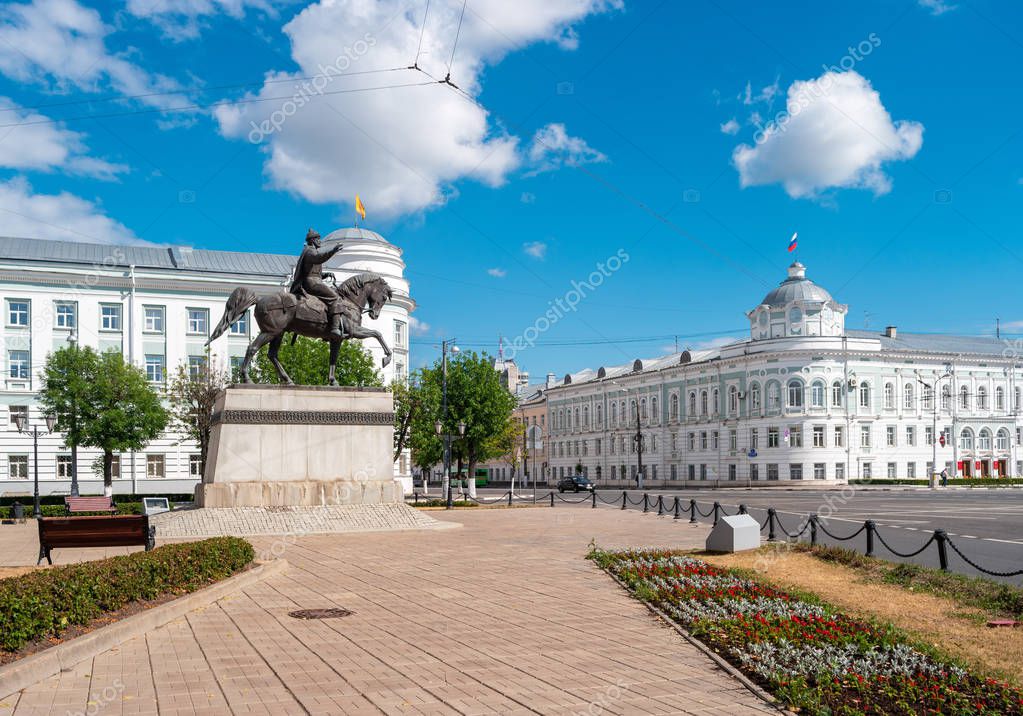 Tver, Rusia - 16 de junio de 2019: Monumento a Michail de Tver en el contexto de los edificios ...