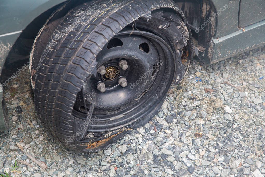 Destruido neumático soplado con explotó, destrozado y dañado neumático ...