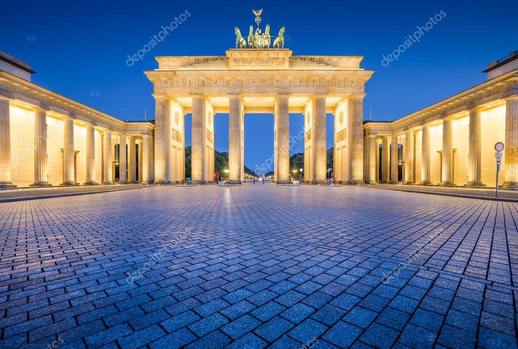 Vista panorámica de la famosa Brandenburger Tor (Puerta de Brandeburgo ...