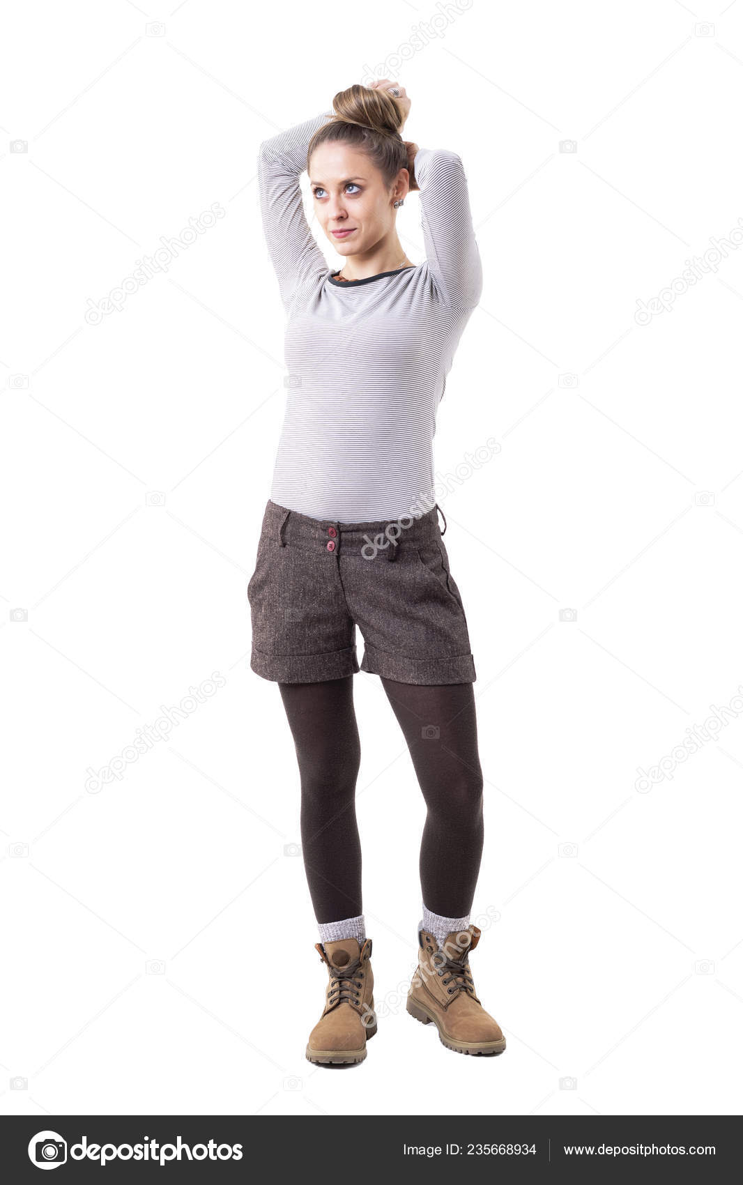 Linda Hermosa Mujer Estilo Auténtico Haciendo Bollo Pelo Mirando Hacia ...