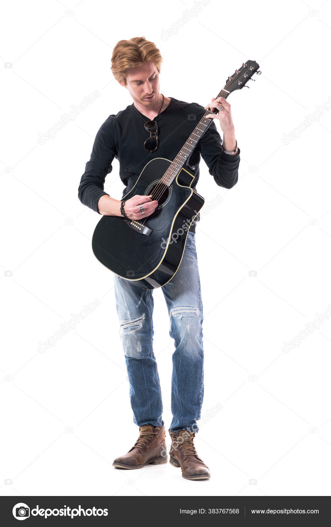 Joven Guitarrista Guapo Tocando Guitarra Acústica Mirando Hacia Abajo ...