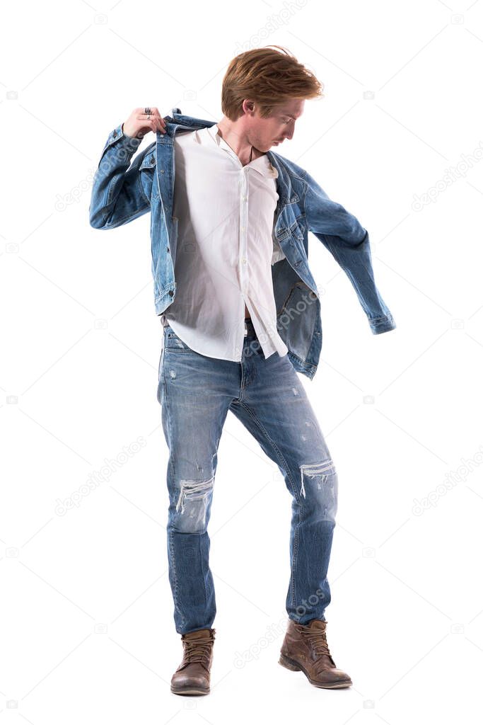 Hombre guapo pelirrojo vistiéndose probándose una chaqueta nueva ...