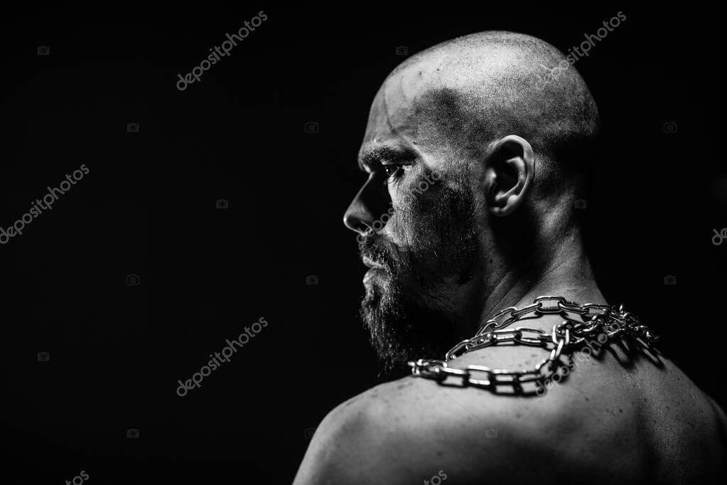 perfil de un hombre serio con una barba y una cadena alrededor del cuello 2023