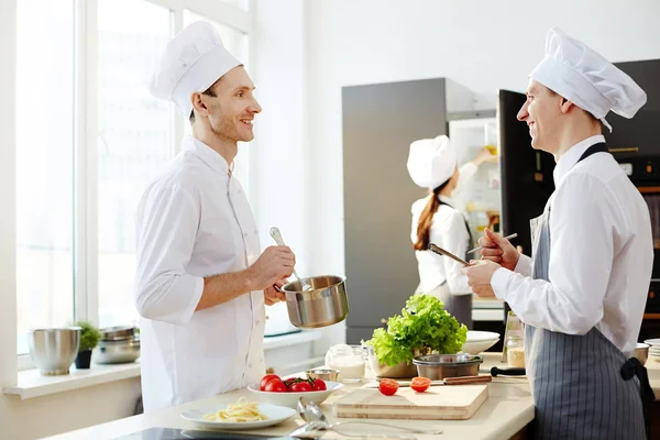 Vit uniform Stockfotografier, royaltyfria Vit uniform bilder ...