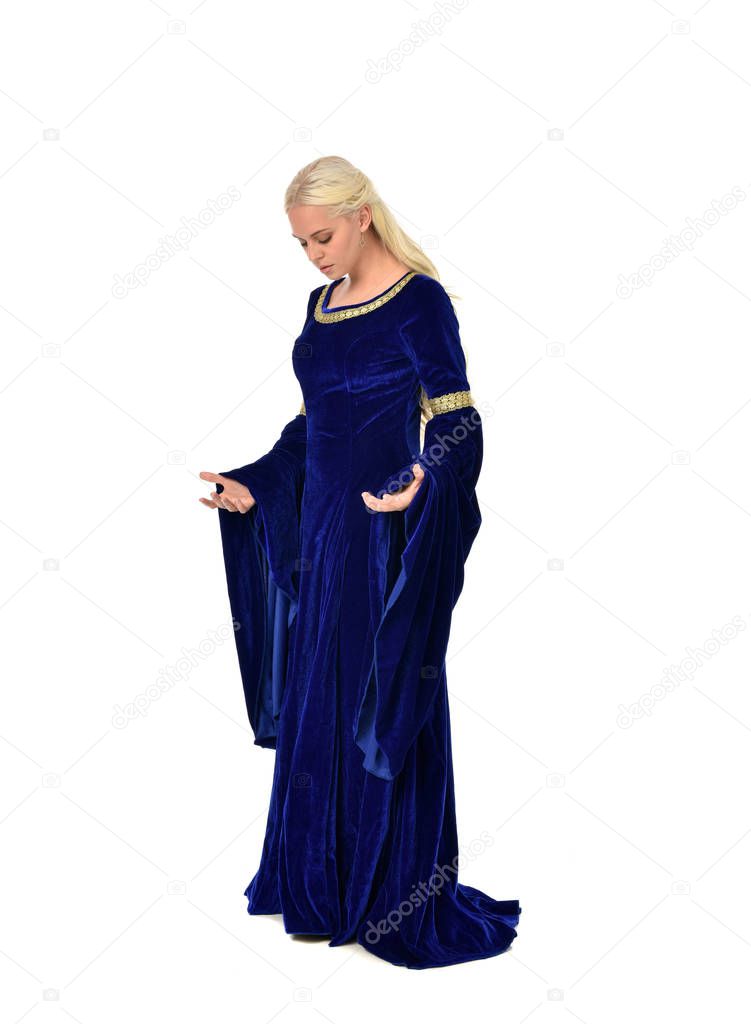 retrato de longitud completa de la señora rubia bonita con un vestido ...