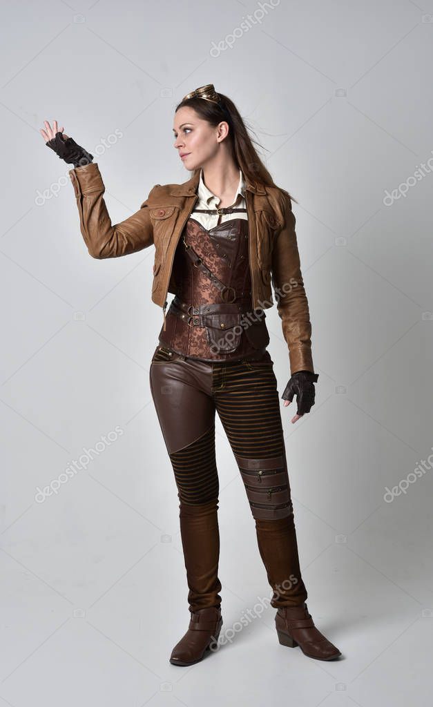 retrato de longitud completa de chica morena con traje steampunk de ...