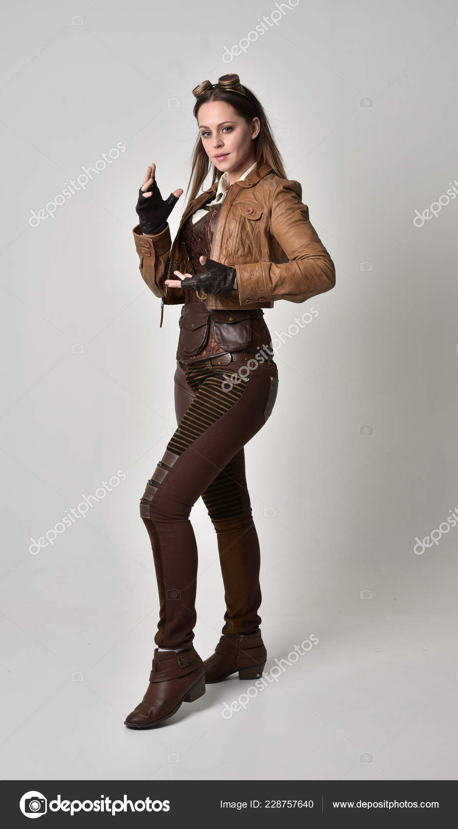 Retrato Longitud Completa Chica Morena Con Traje Steampunk Cuero Marrón ...