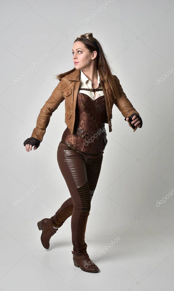 retrato de longitud completa de chica morena con traje steampunk de ...