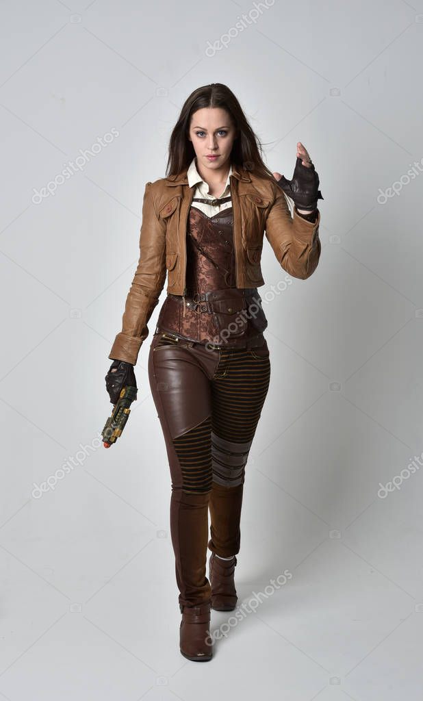 retrato de longitud completa de chica morena con traje steampunk de ...