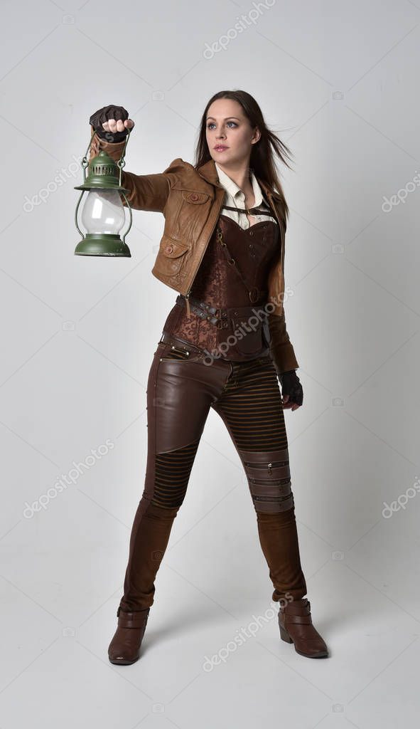 retrato de longitud completa de chica morena con traje steampunk de ...