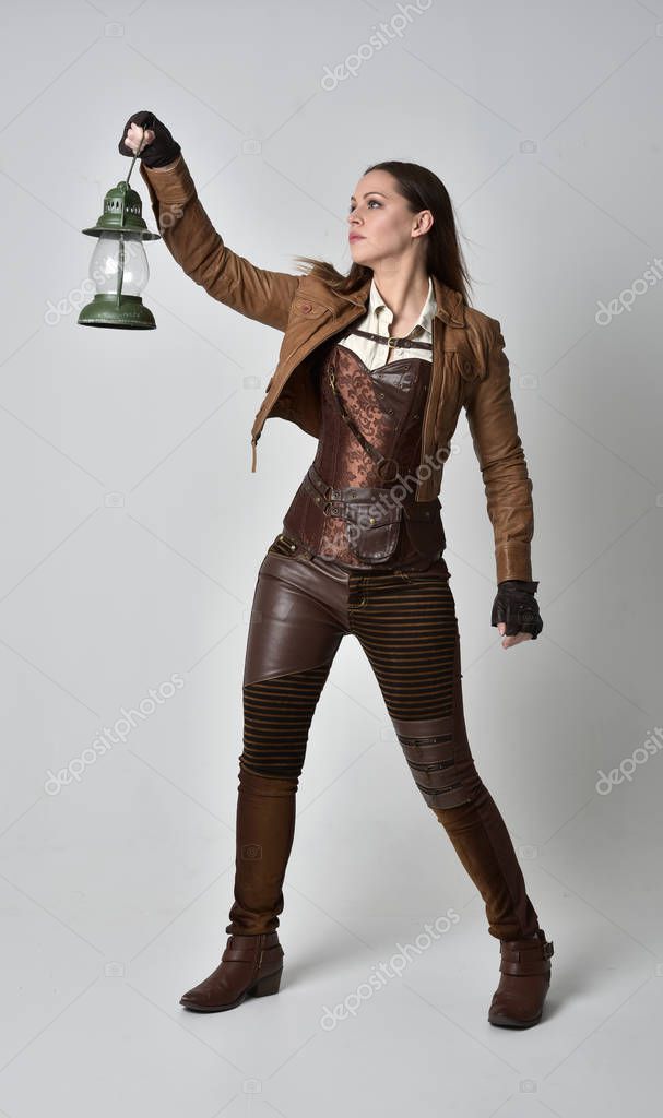 retrato de longitud completa de chica morena con traje steampunk de ...