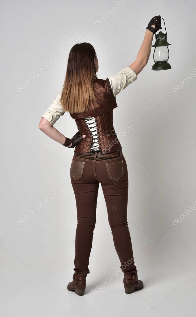 retrato de cuerpo entero de una joven morena vestida con traje ...