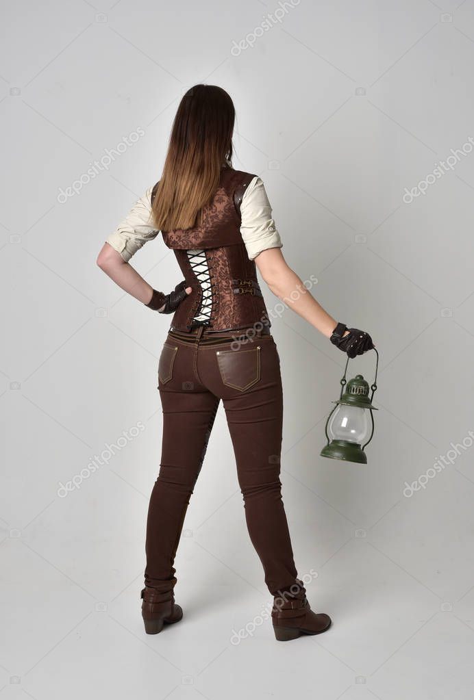 retrato de cuerpo entero de una joven morena vestida con traje ...