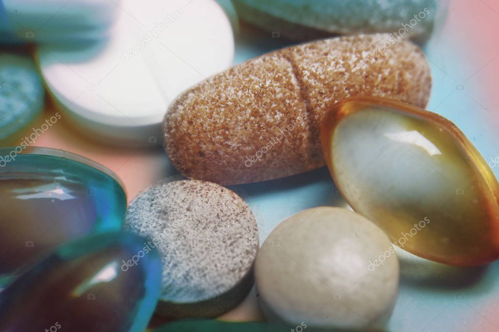 Pastillas sobre fondo azul. Surtido de píldoras de medicamentos ...