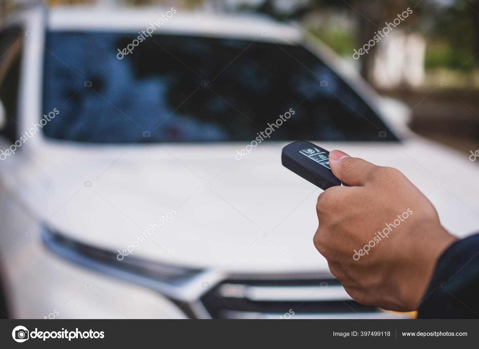 Hand Holding Key Car Open Car — Stock Photo © yokhanomwan@gmail.com ...