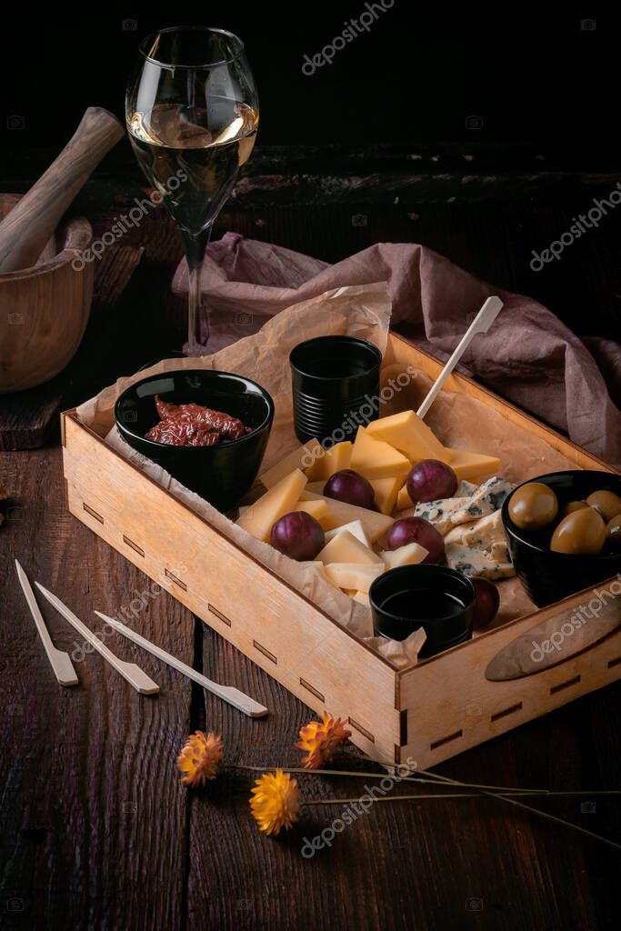 Aperitivo para el vino. Set de quesos y snacks variados sobre fondo de ...
