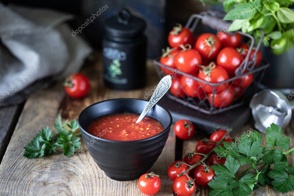 Grupo de tomates rojos cereza como ingrediente para la salsa de tomate ...