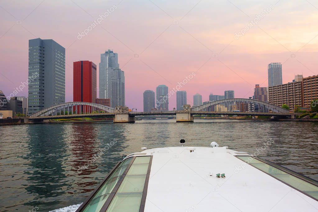Japón, Tokio, 21 / 04 / 2017, puentes a través del río Sumida. El barco ...