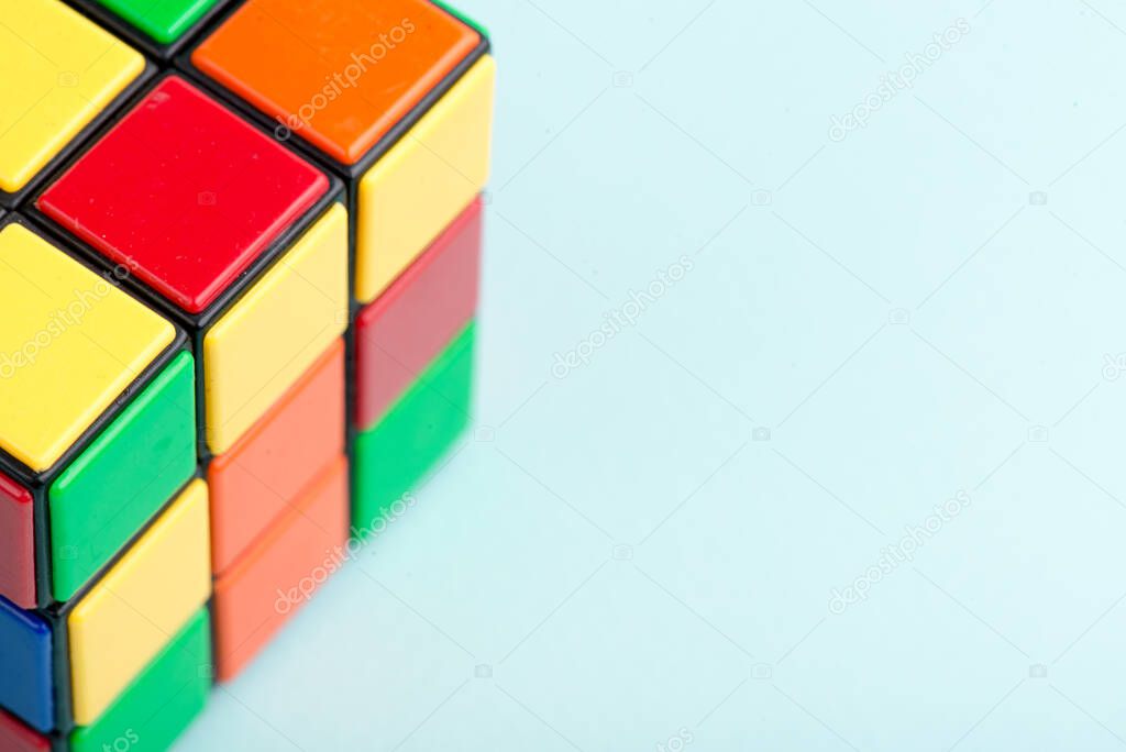 Kiev, Ucrania - 17 de mayo de 2017: El cubo de Rubik en el fondo azul ...