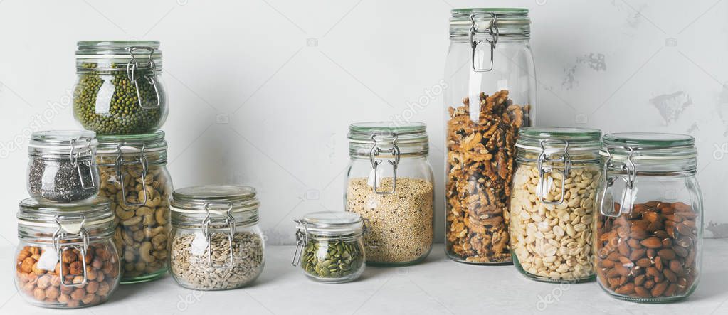 Frascos de vidrio con varios frutos secos, frijoles y semillas sobre ...